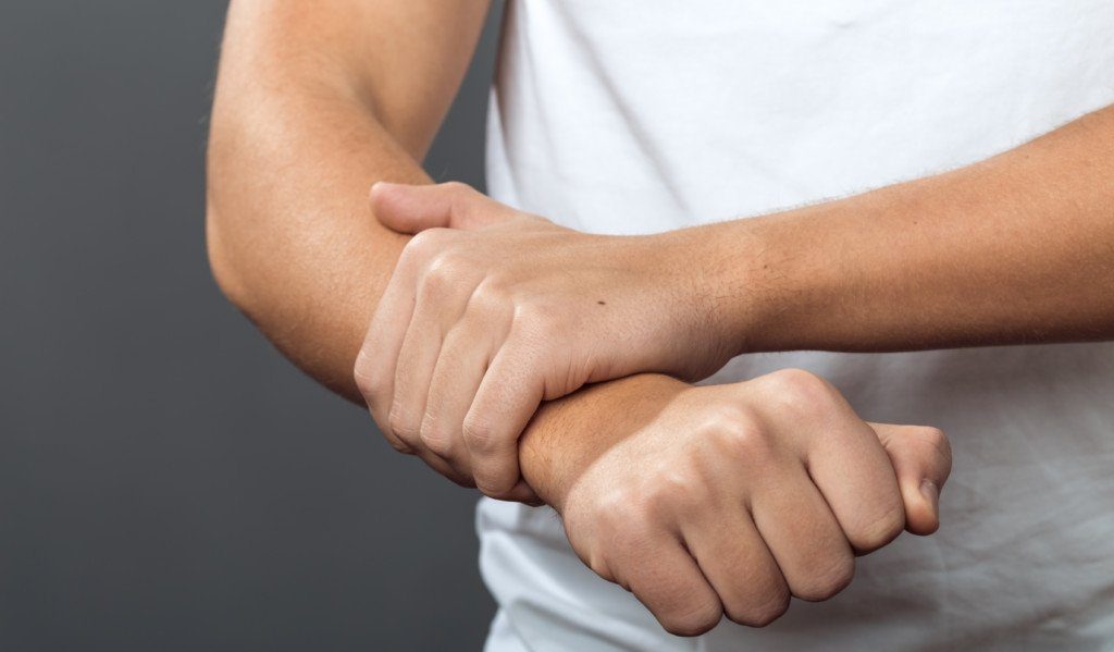 10 أسباب لالم اليد اليسرى